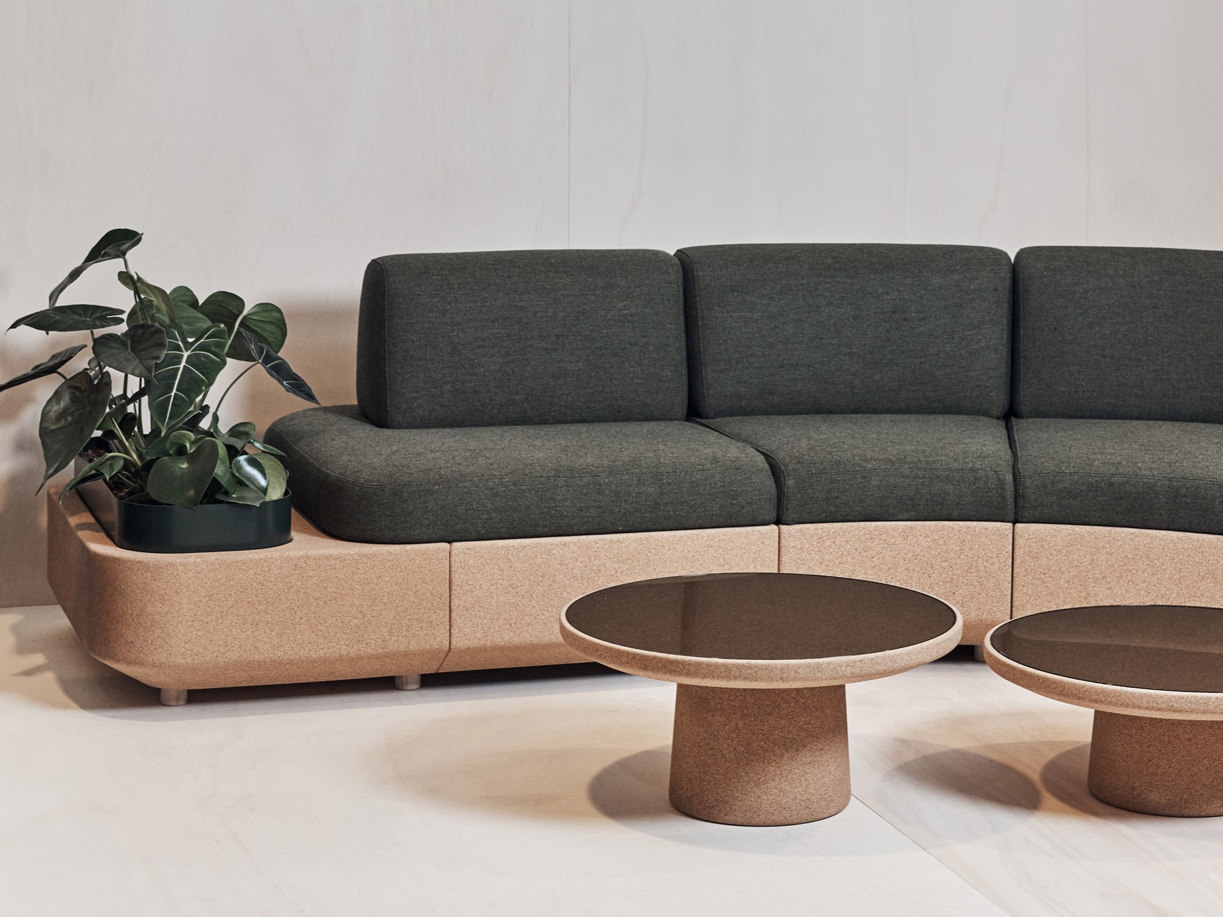 Sofa Tejo: Thể nghiệm bền vững cùng vỏ bần | ELLE Decoration VN