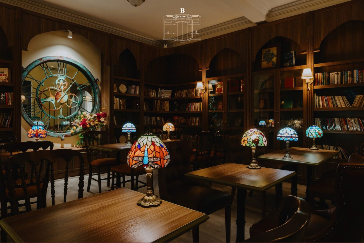5 không gian quán cafe sách độc đáo tại Sài Gòn | ELLE Decoration VN